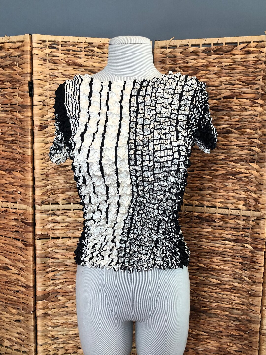 Popcorn Top, Black and White Magic Popcorn Top, Bubble Shirt, Crinkle ...