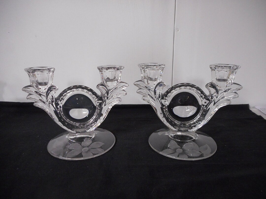 Duncan Miller Canterbury Par de candelabros dobles Clematis tallados en ...