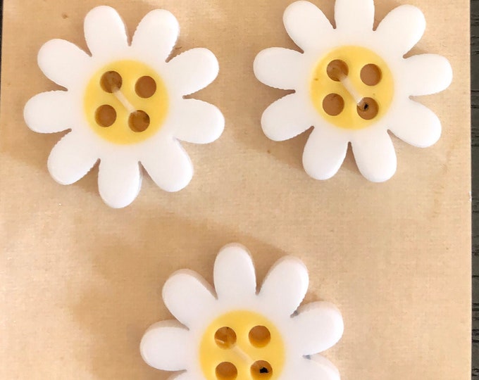 Novelty4 Hole Flat Buttons - White Daisy With Yellow Center 20mm 3 Pc ...
