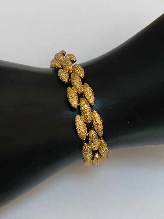Vintage Monet unique gold tone bracelet! Rare and col… - Gem