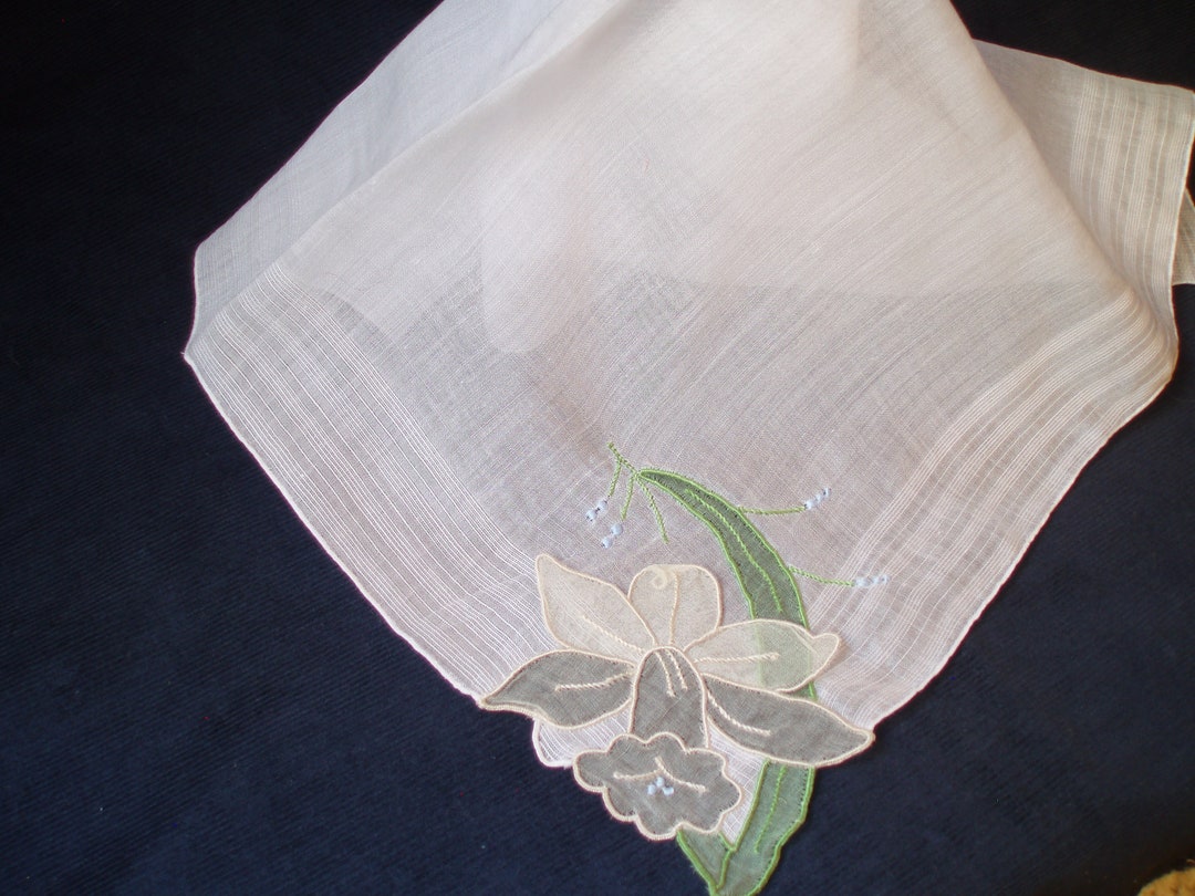 Large Vintage Ladies' Handkerchief With Daffodil Appliqued Corner - Etsy