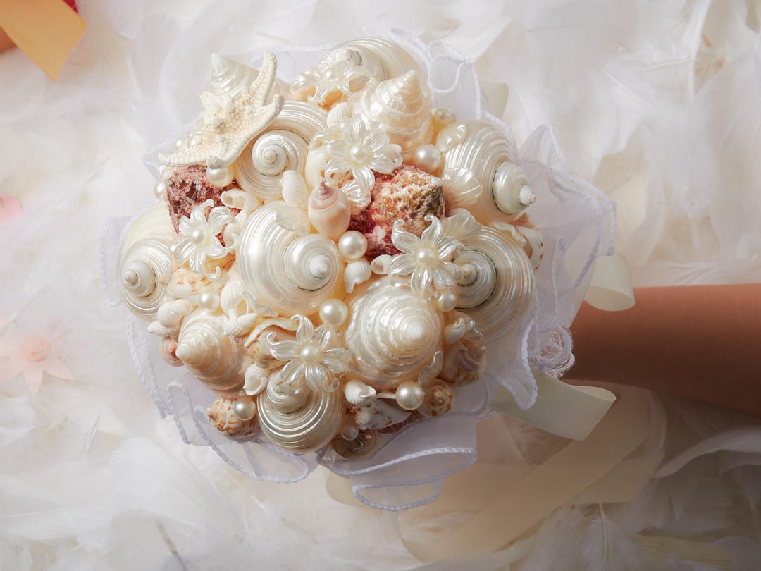 Buquê de noiva artesanal com conchas, lembrança de casamento na praia ...