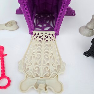 Monster High Secret Creepers Crypt Set With Clawdeen Pet, Playset for ...