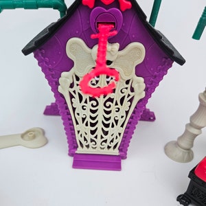 Monster High Secret Creepers Crypt Set With Clawdeen Pet, Playset for ...