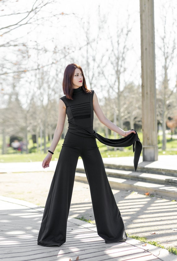 Moor Stechen Verkleidet overall mit weitem bein Straßenhaus Kreatur ...