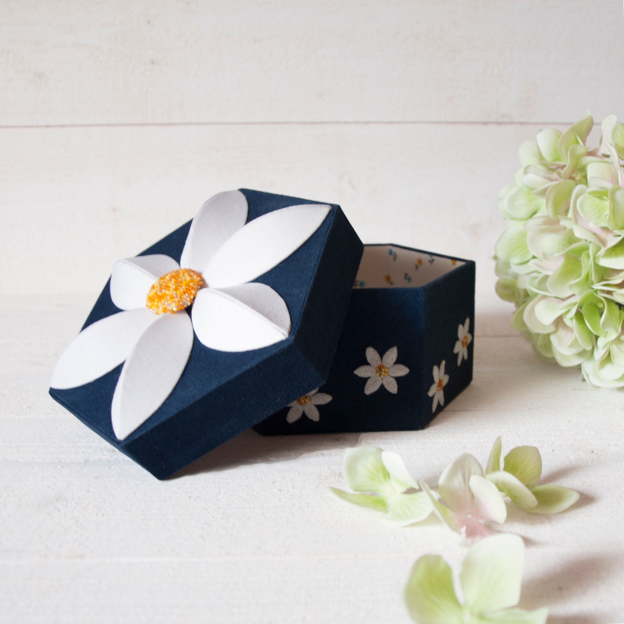 Cartonnage Tutorial of a Box With a Daisy Lid - Etsy