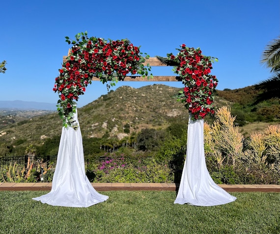 All white wedding with red roses | Beachweddingtips.com