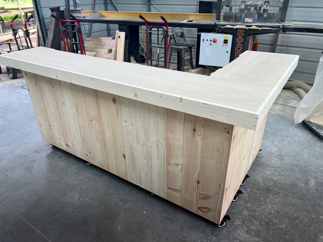 Cocina con encimera lisa en forma de L, pequeña, sin terminar, estilo ...