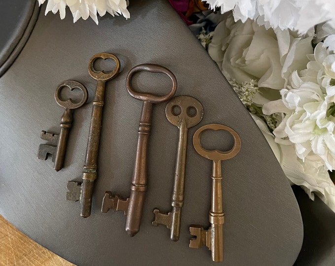 5 Antique Brass Metal Skeleton Keys - Etsy