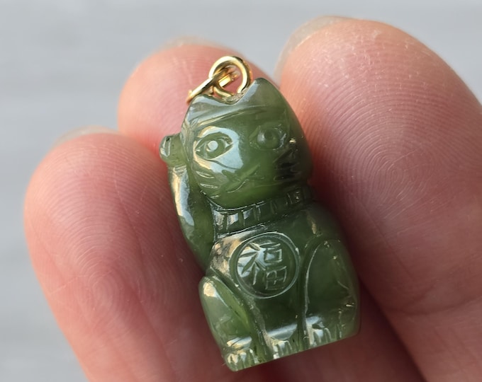 Lucky Jade Cat Maneki-neko Pendant – Carved Green Cat Necklace Charm ...