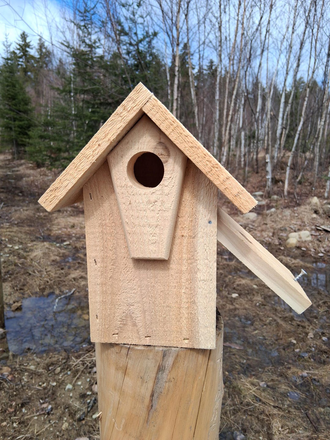 White Cedar Free Standing BIRD HOUSE 1~1/4" Hole With Cleanout ...