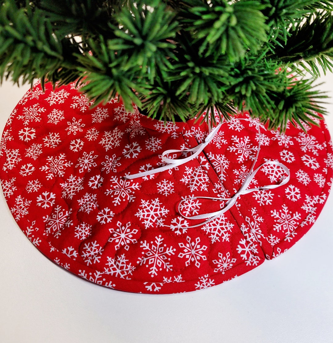 Quilted Mini Christmas Tree Skirt, Red and White Snowflake Ornamental ...