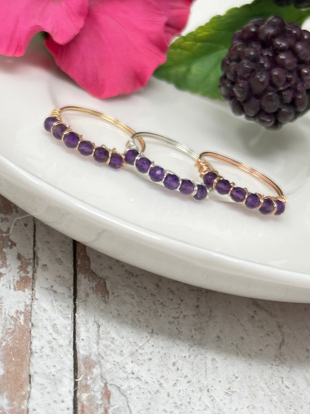 Süßer Brombeer Ring. Zierlicher Amethyst Bar Ring / Draht Gewickelt Amethyst Ring / Gold, Silber ...
