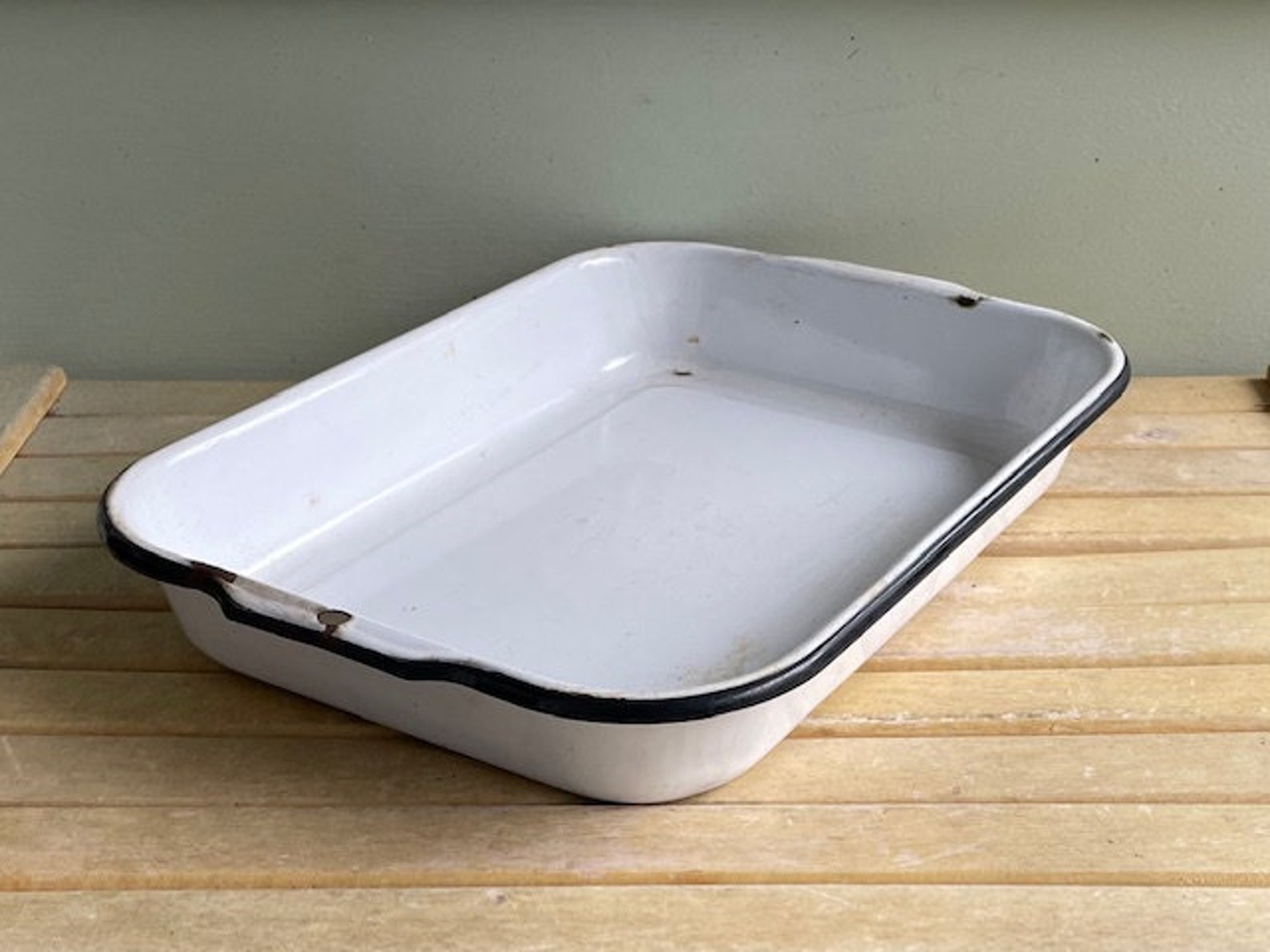 Vintage Enamel Cake Pan, White With Black Trim Enamelware Baking Pan - Etsy
