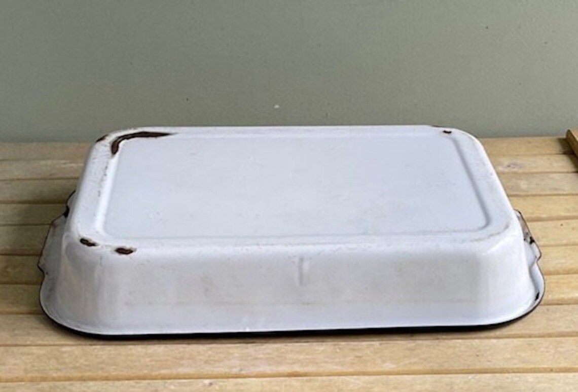 Vintage Enamel Cake Pan, White With Black Trim Enamelware Baking Pan - Etsy