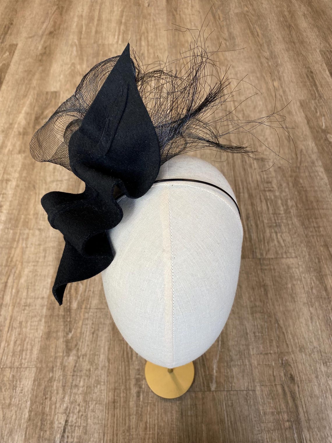 Black Cocktail Felt Fascinator With Crin Hair , Modern Black Headpiece ...