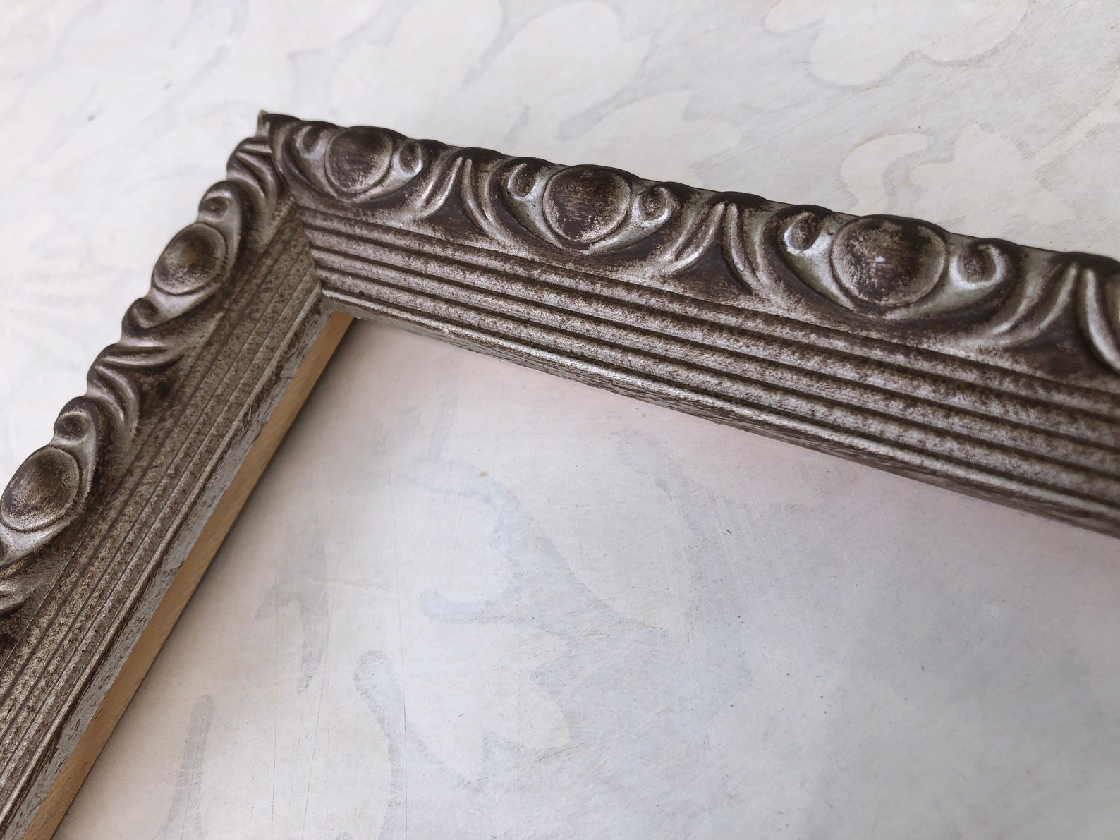 Marco de fotos plateado ornamentado de 1,25" con detalle de corazones ...