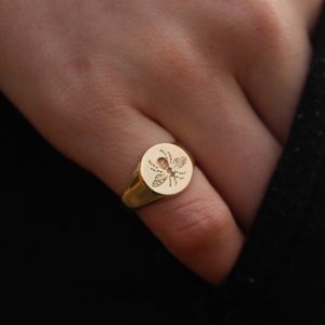 Gold Bee Engraved Signet Ring - Etsy