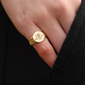 Gold Bee Engraved Signet Ring - Etsy