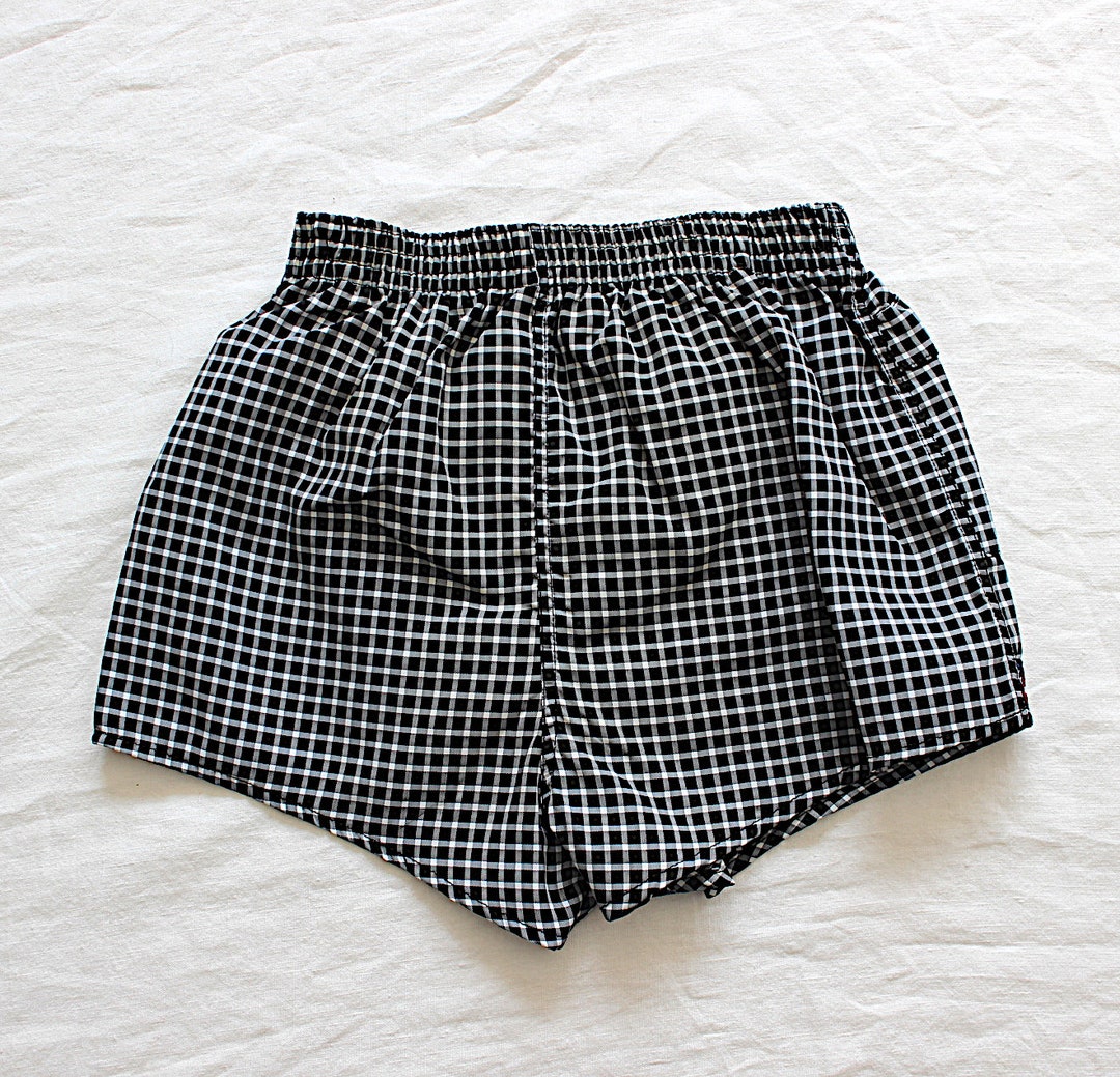 Short en nylon ou short de bain à carreaux des années 60/70 - Stock ...
