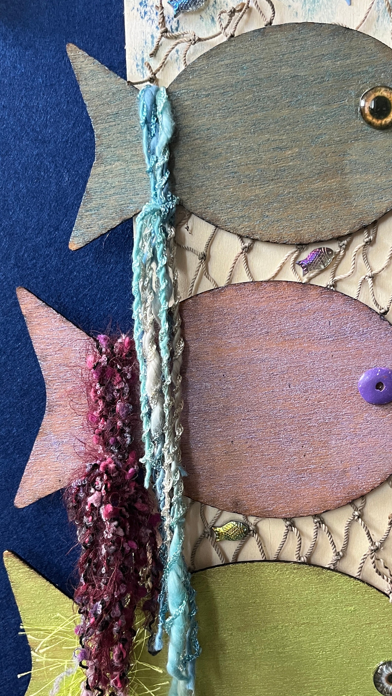 18" THREE FISH PLAQUE, Blue, Purple, Green Fish With Yarn Tails, Glass ...