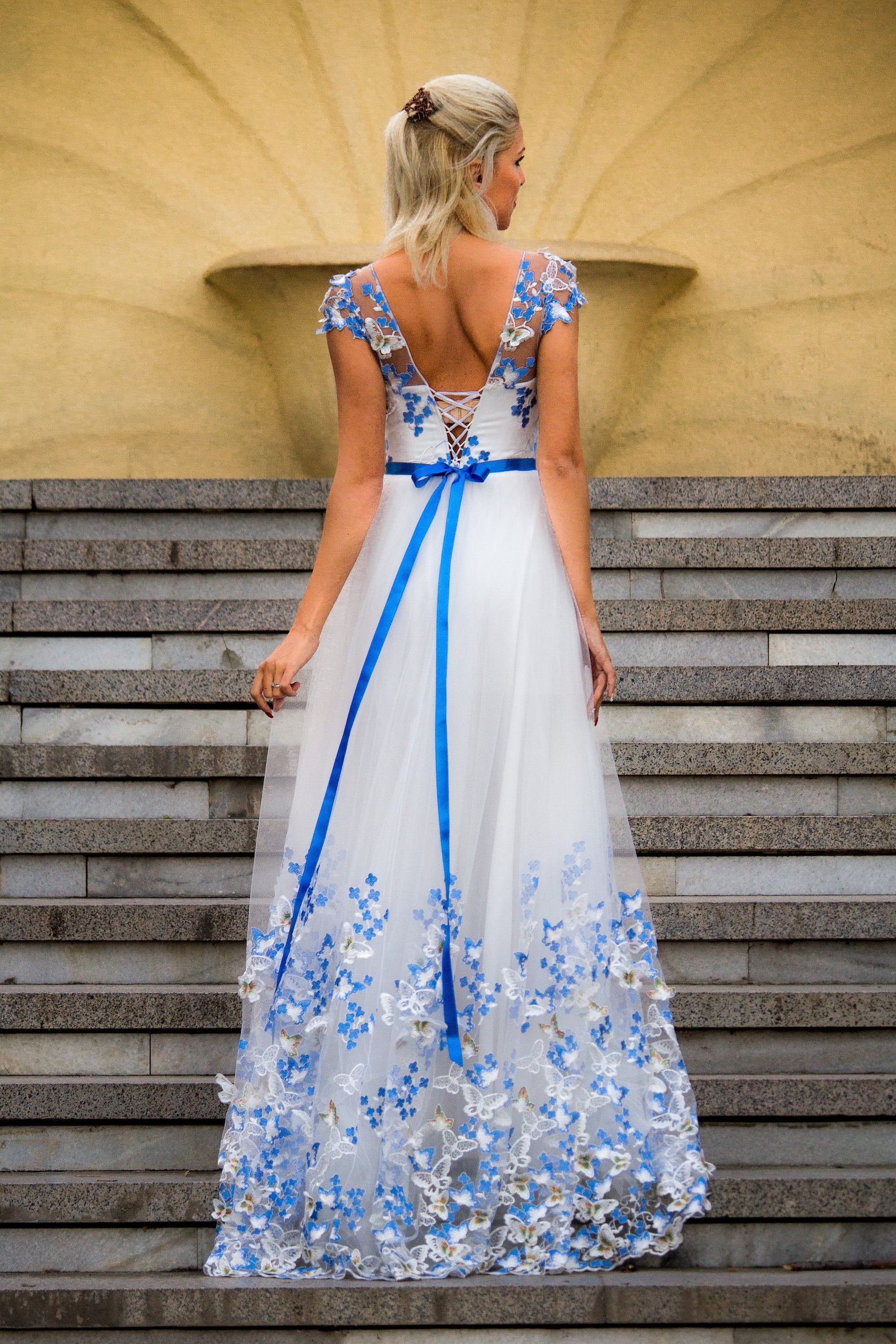 Stilvolle Weiss Blau Kleid Bild