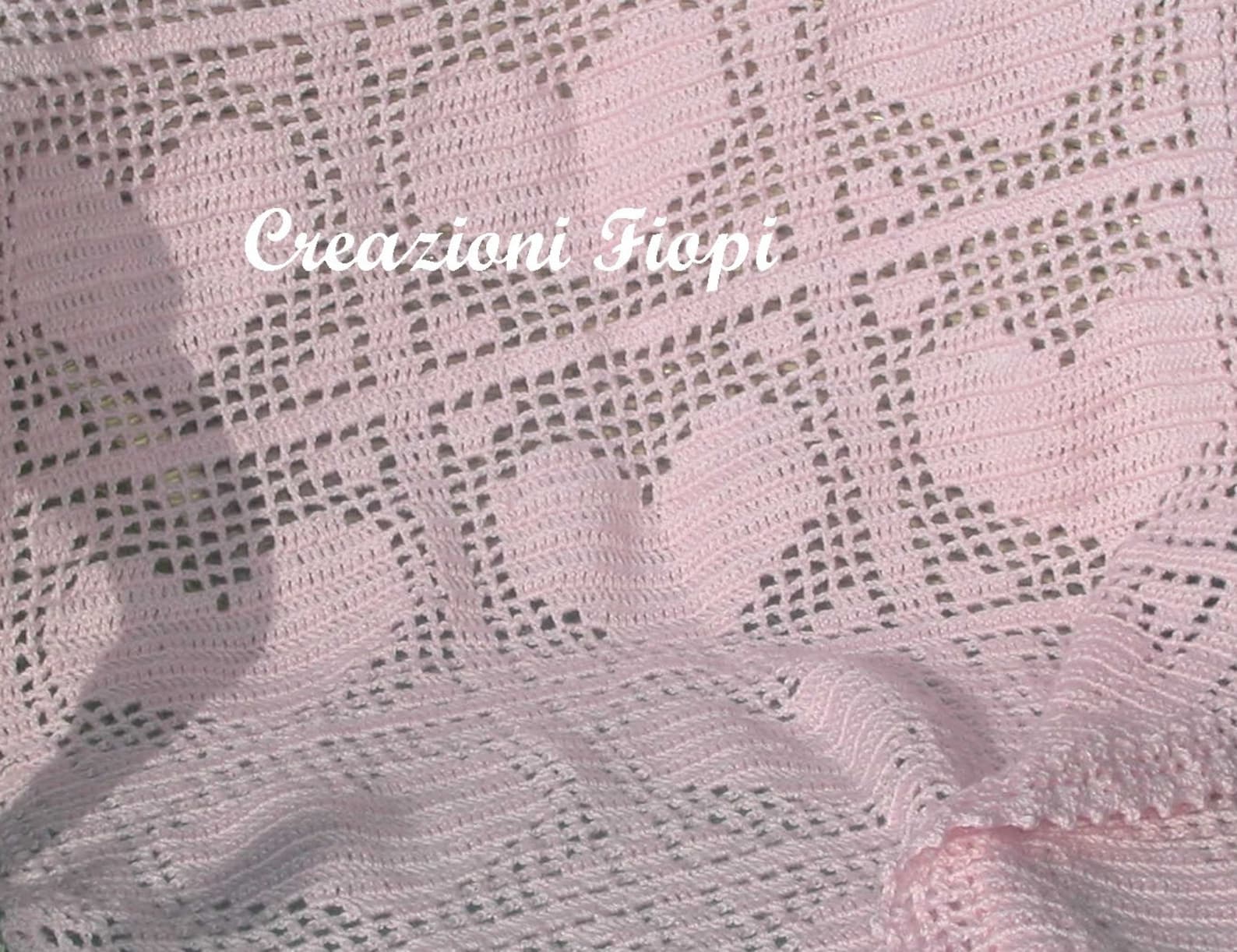 Schema Uncinetto FILET copertina neonato culla, Schema Filet Cuori ...