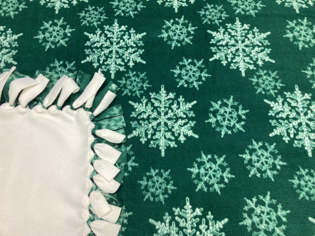 Winter Snowflake Fleece Blanket: Green & Ivory No Sew Blanket (66x55 ...