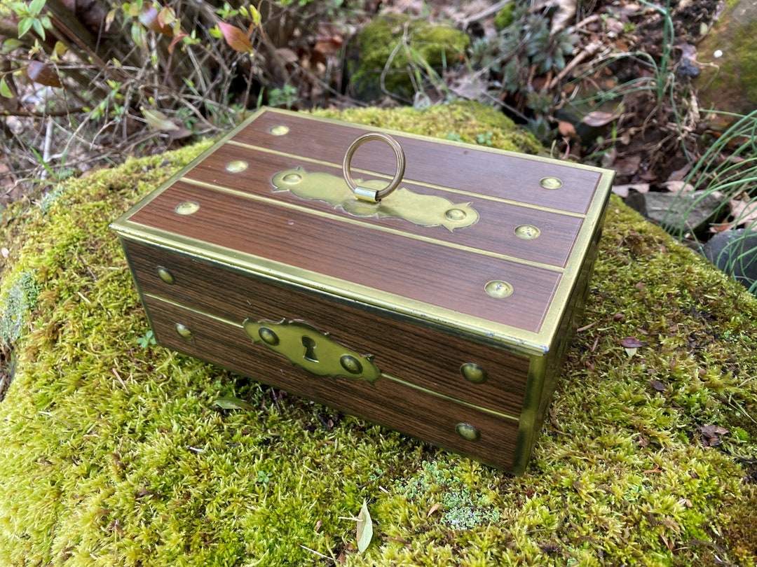 Vintage Treasure Chest Tin Storage Box W/ Loop Handle, Faux Wood Grain ...