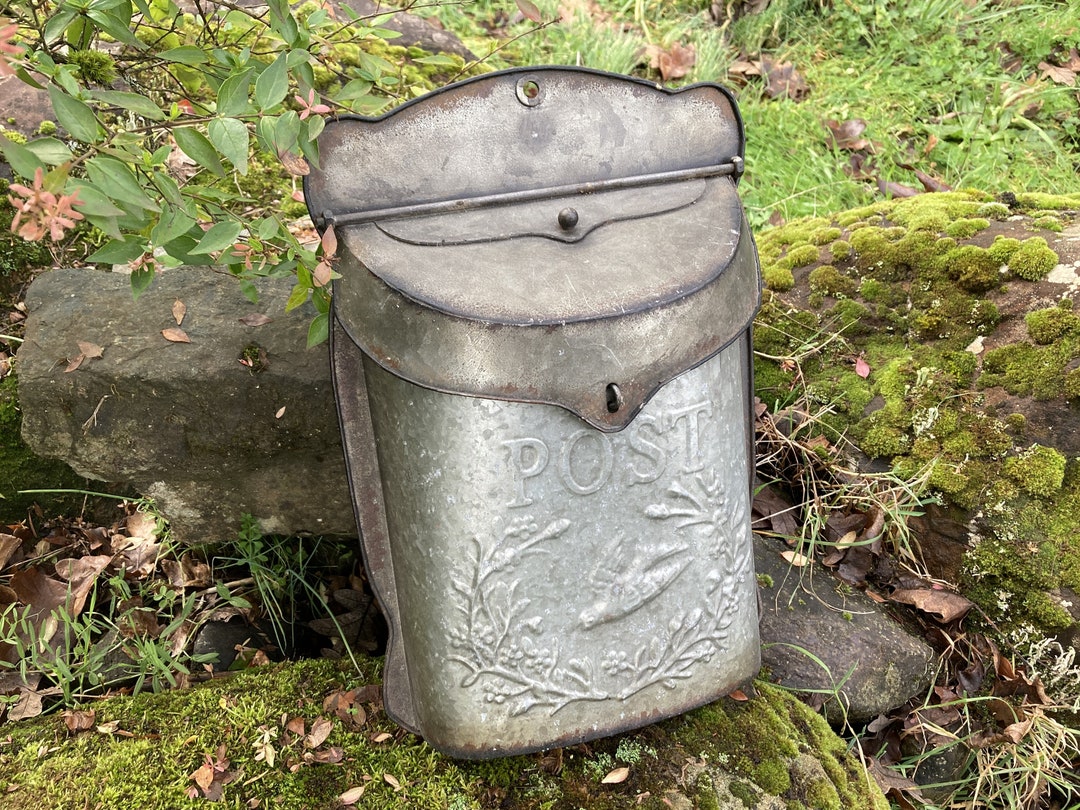 Vintage Style / Rustic Wall-mounted Galvanized Metal Mailbox With ...