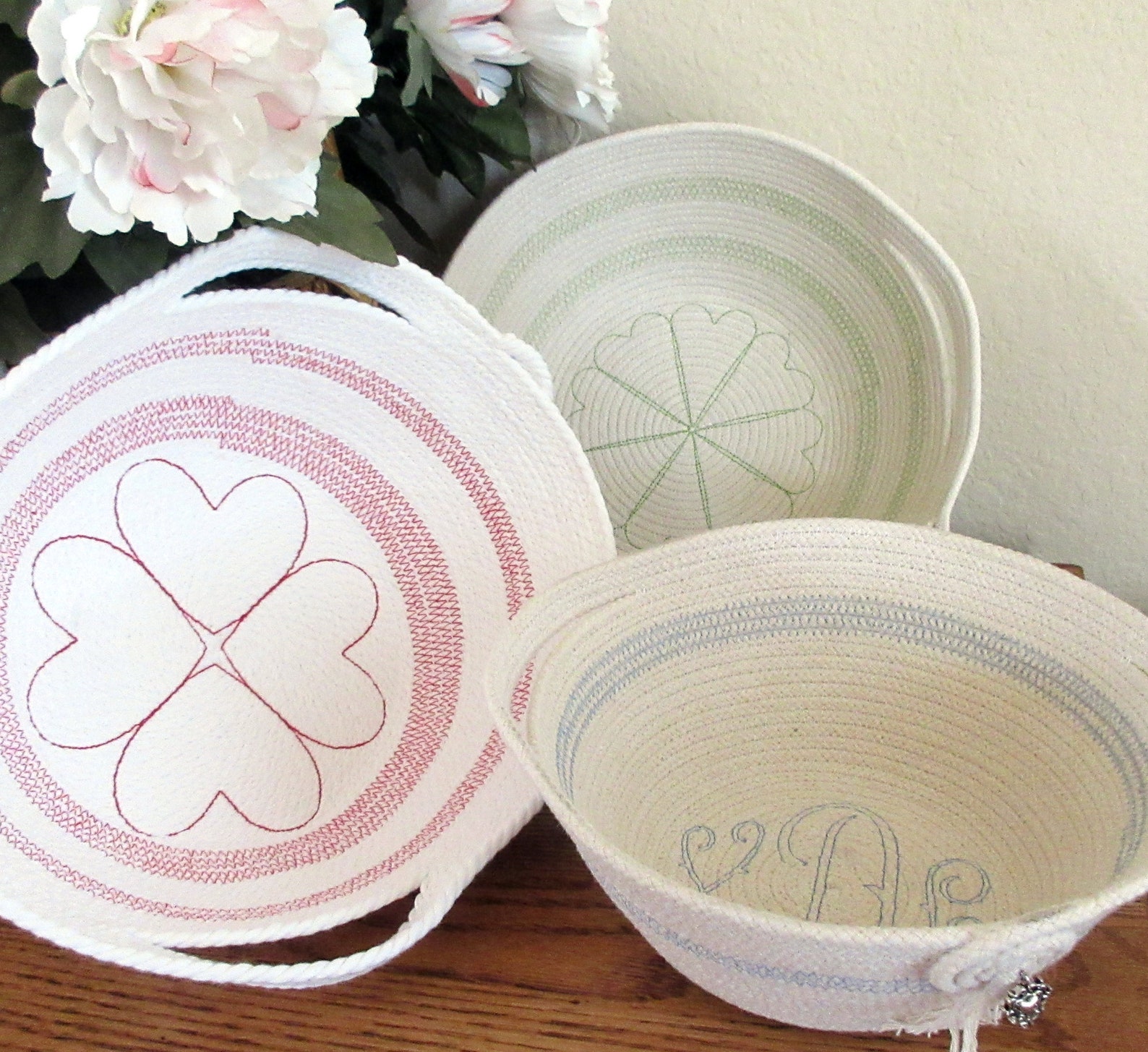 ROUND ROPE BOWL With Handles Natural Color Embroidered Heart | Etsy