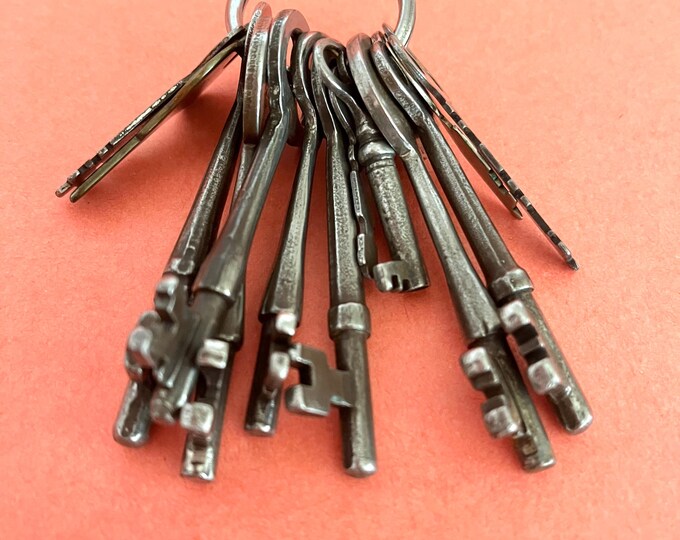 VINTAGE SKELETON KEYS, Bunch of 12 Assorted Keys, Crafting, Decorative ...