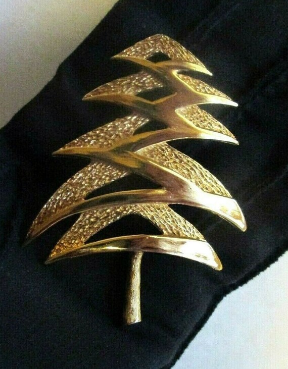 Sleek Slender Art Deco Christmas Tree Pin Rare 3-D Bo… - Gem
