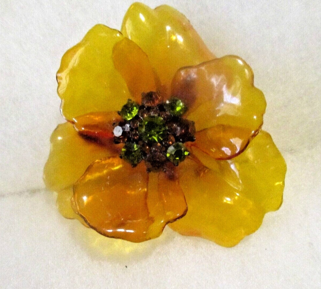 Fantabulous !! 3" Lucite Flower Brooch Amber Petals Green Amber ...