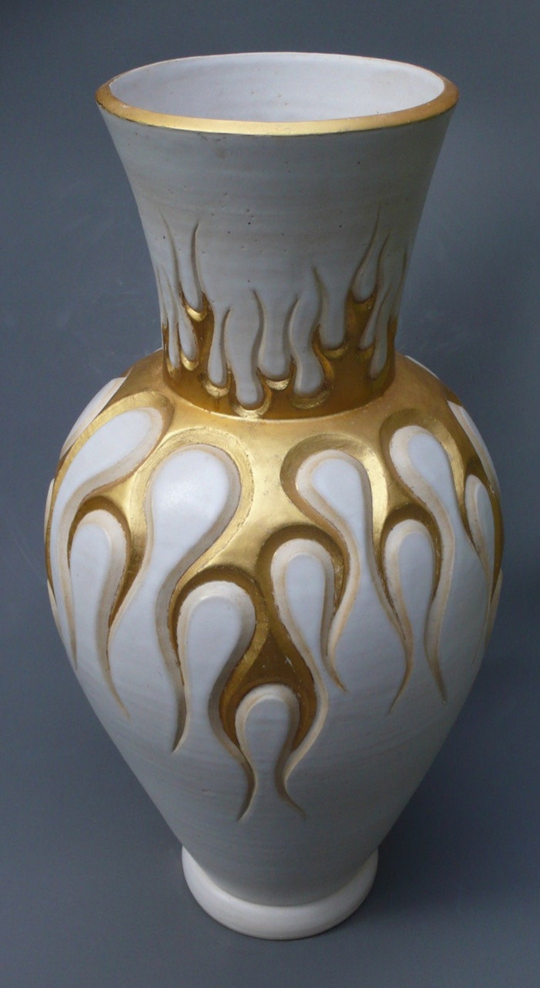 Jarrón de cerámica Handmade Gold Leaf Flames Rueda lanzada y tallada a ...