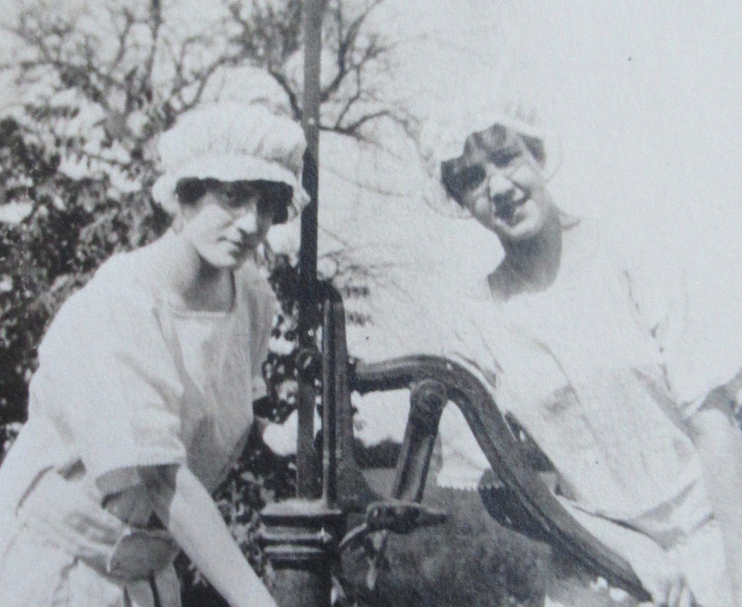 1920s Snapshot Photo: "the Women at the Well" - Etsy