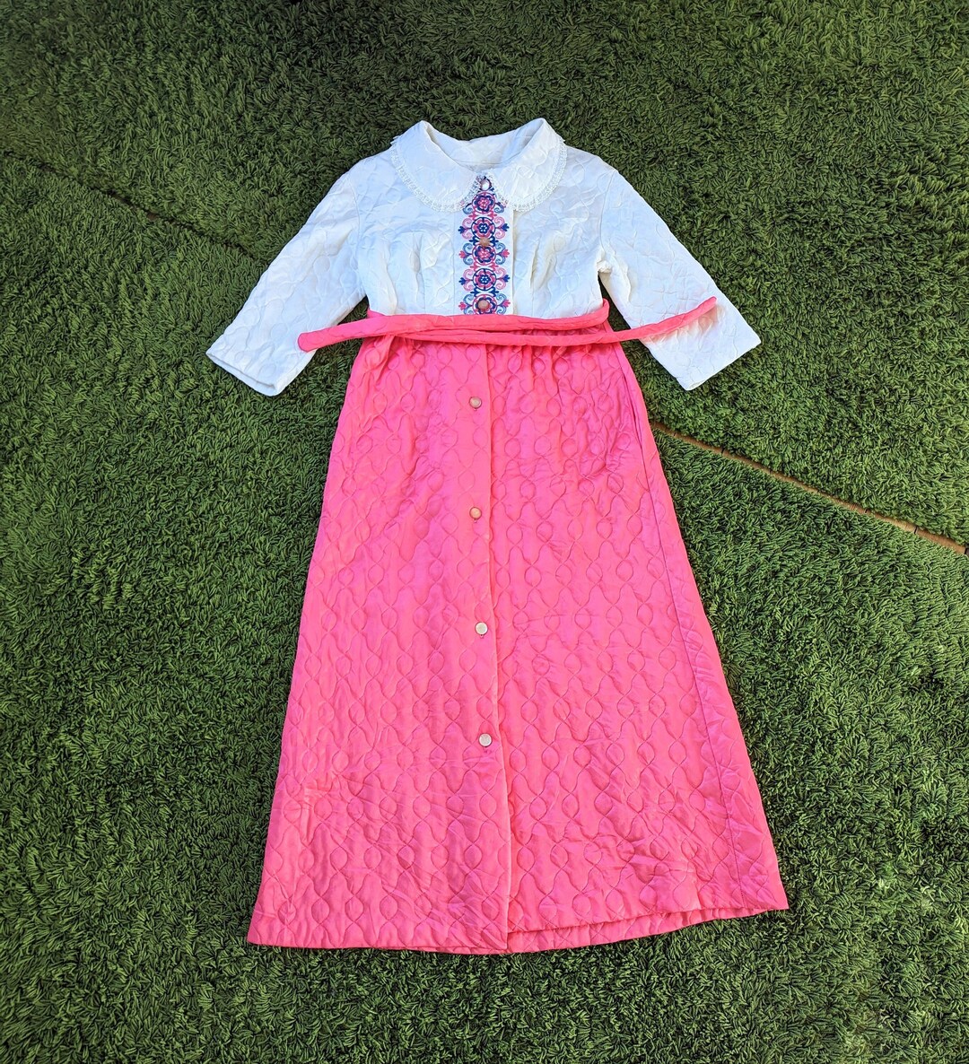 Vintage 1970s Quilted Housecoat in Pink With Embroidered Blue Flowers ...