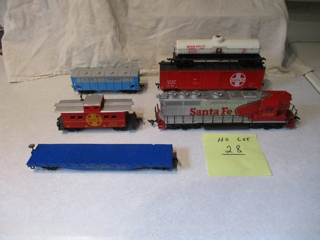 HO Scale Santa Fe Diesel Locomotive and 5 Cars ,run Very Little Lot ...