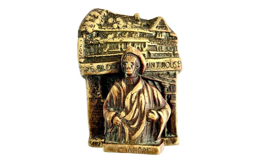 Aldaba de puerta de latón antiguo de 'Ye Olde Mint House' en Pevensey ...