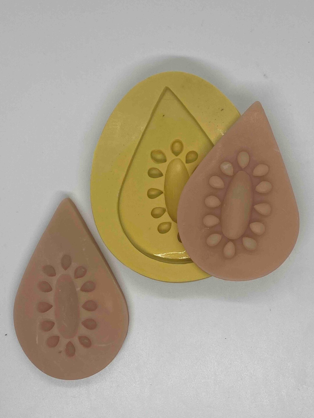 TEARDROP with Center Oval Focal Bead and Small Teardrop Edging Flexible ...