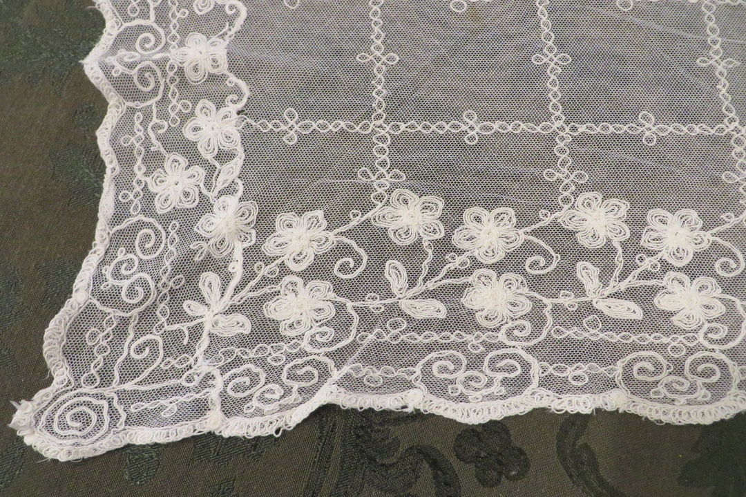 Beautiful Vintage LACE Table Runner or DRESSER Scarf // 12 1/4" Wide X ...
