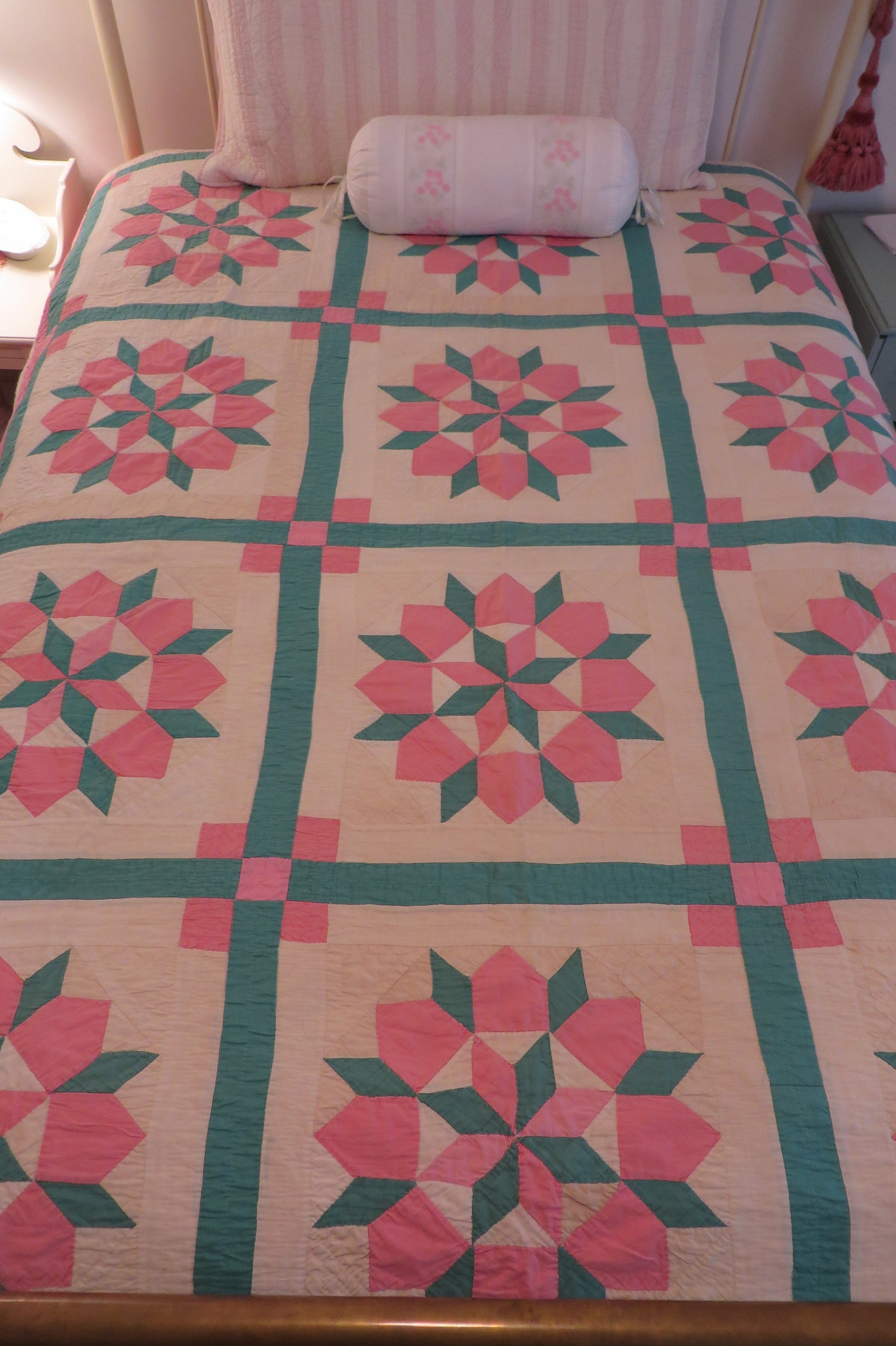 Quilt Vintage Star Pattern in Pink and Green // Heavily Hand | Etsy
