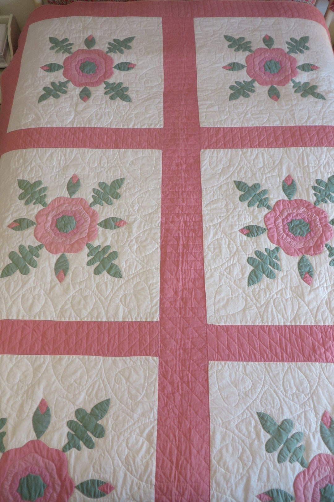QUILT Vintage Appliqued Pink ROSES, Pinks and Green // Hand Quilted ...
