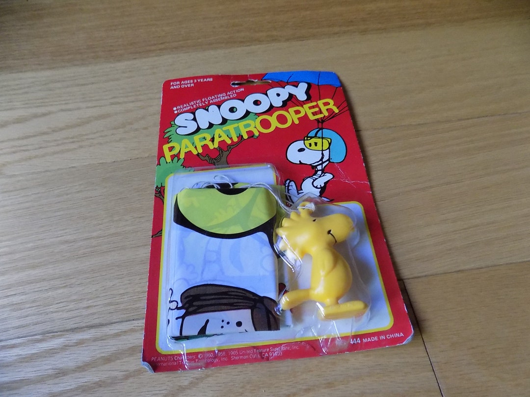 SNOOPY Paratrooper Woodstock Vintage Peanuts Charlie Brown Lucy Floating Action - Parachute 1965 ...