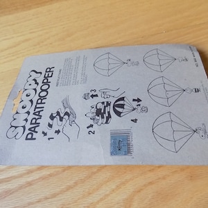 SNOOPY Paratrooper Woodstock Vintage Peanuts Charlie Brown Lucy ...