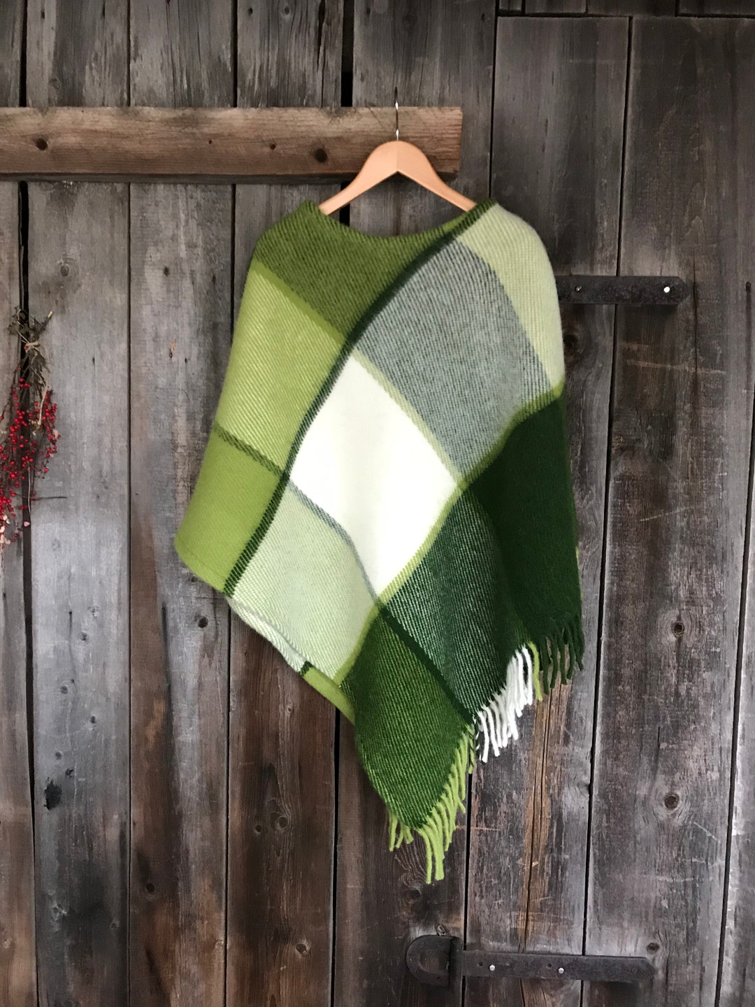Green/white Lambswool Poncho Cape in Large Check Green/white Pure Wool ...