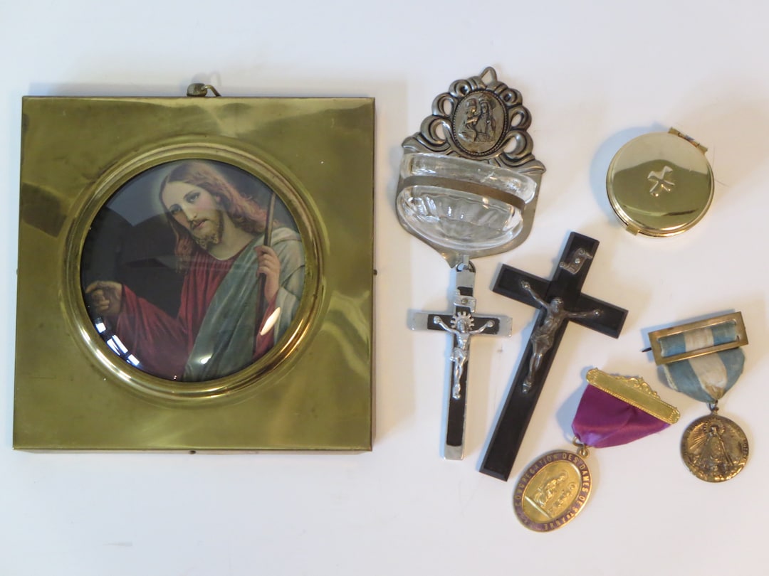 VINTAGE RELIGIOUS OBJECTS~ Collection~ Prayer Items~ Jesus Frame~ Host ...