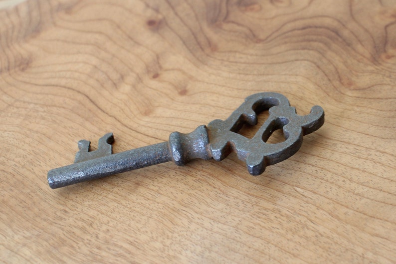Authentic Victorian Era Skeleton Key. Cast Iron. Ornate Heart Shape Bow ...