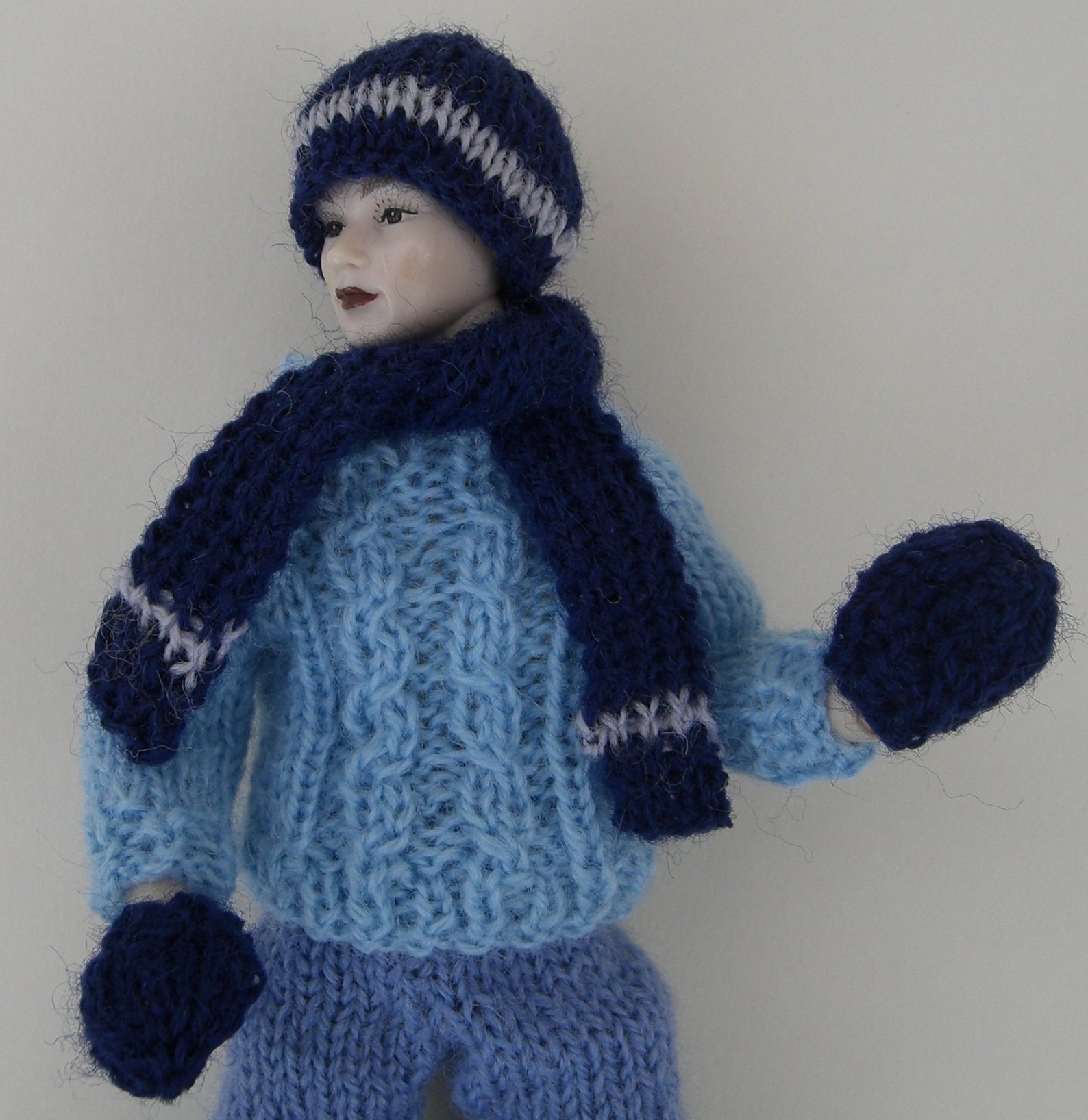 Easy to Knit Miniature Knitting Patterns for the Dolls House by Helen ...