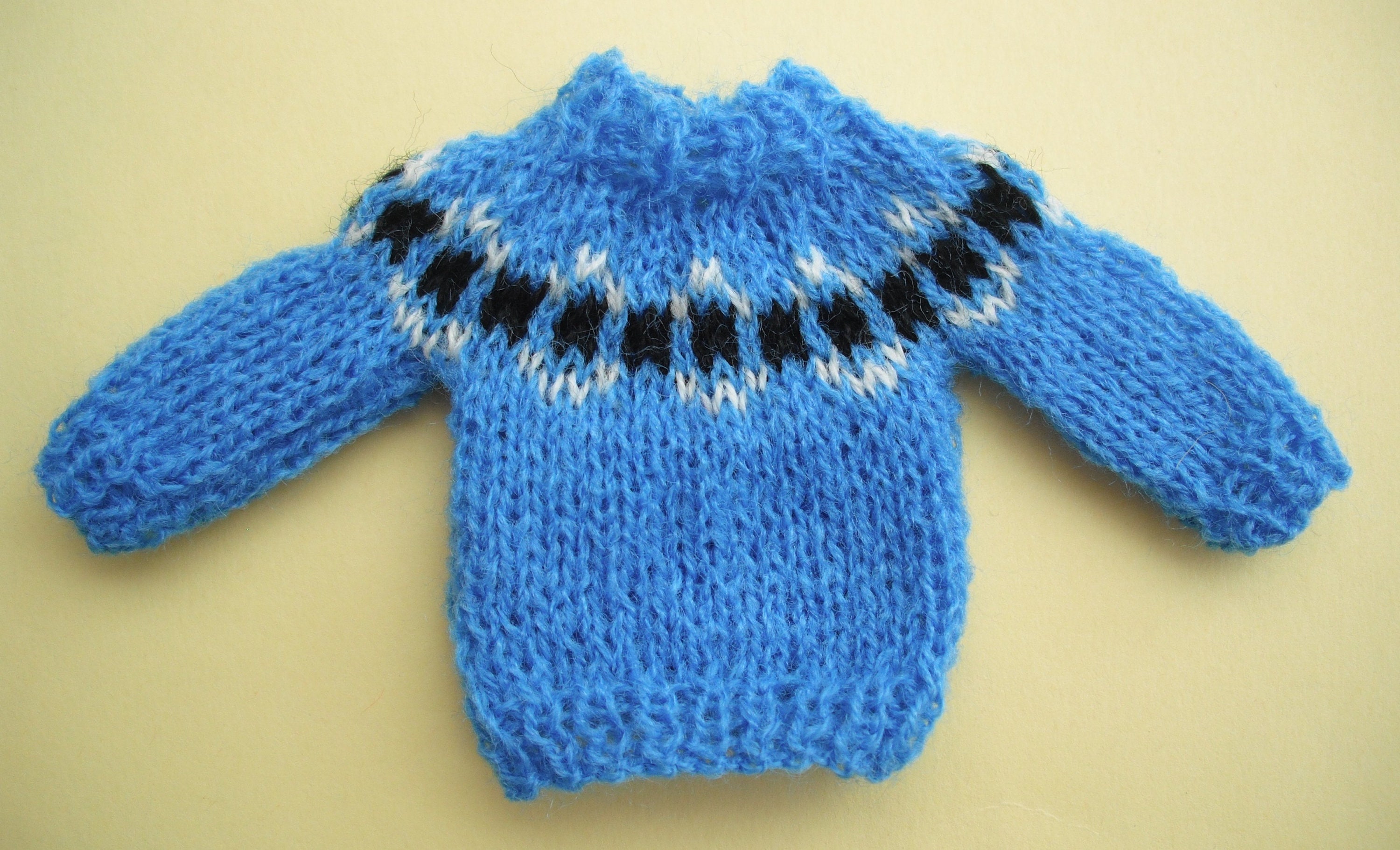 Easy to Knit Miniature Knitting Patterns for the Dolls House by Helen ...